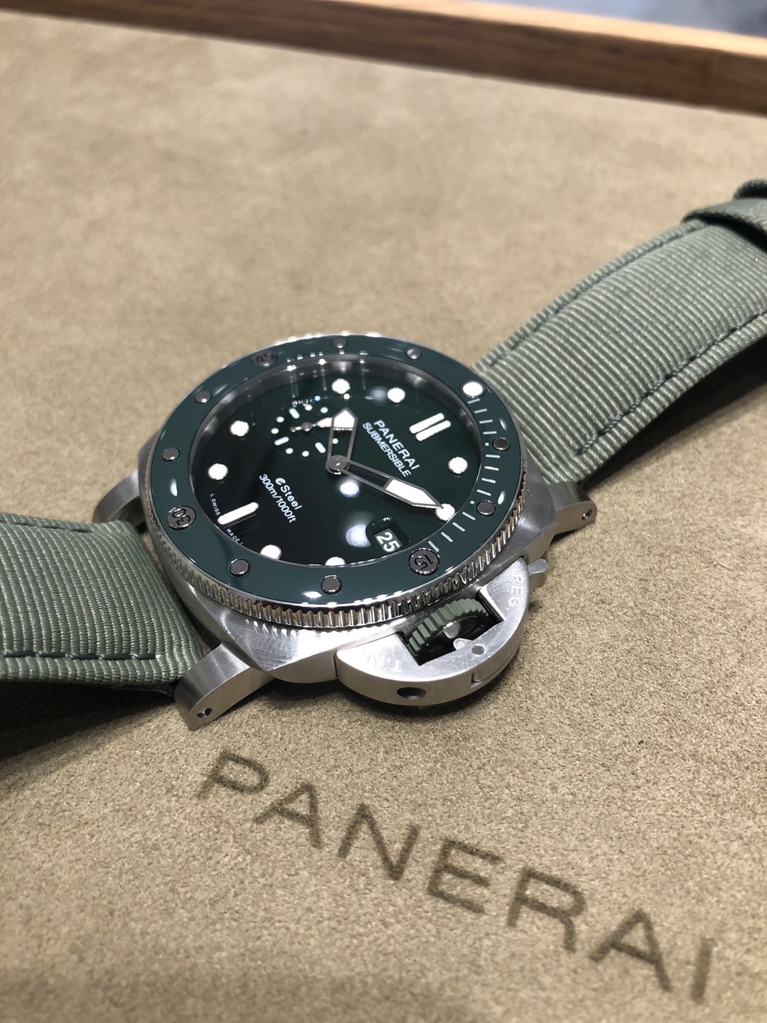 【パネライ】【店頭在庫情報】PAM01287 サブマーシブル クアランタクアトロ ESTEEL™ ヴェルデズメラルド - 44mm ...